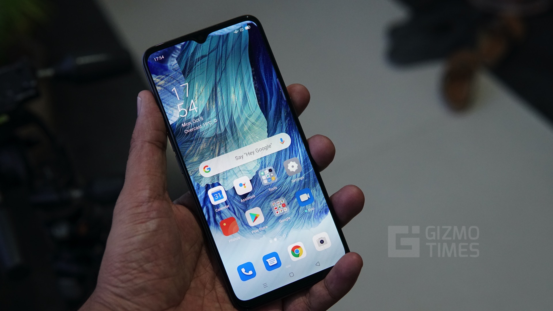 OPPO F17 Review - Finally a good device that fits into tight jeans easily